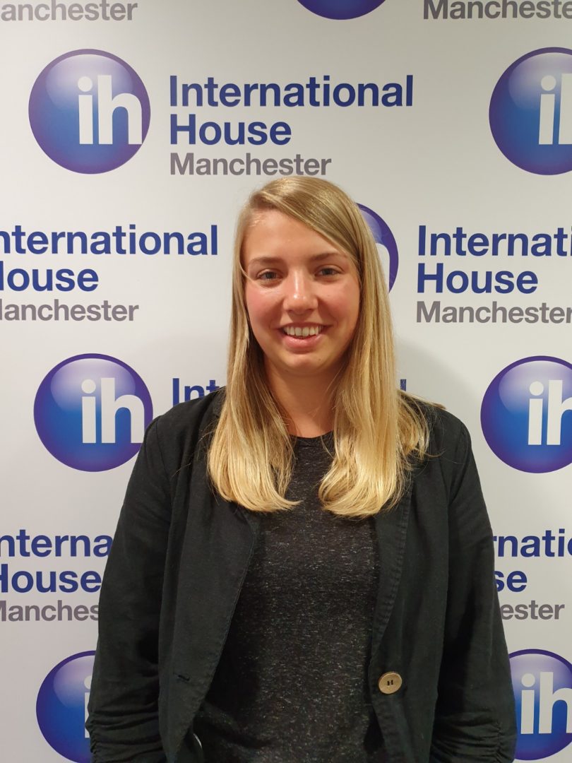 Freiwillige Aurelie verstärkt das Team! IH Manchester English School